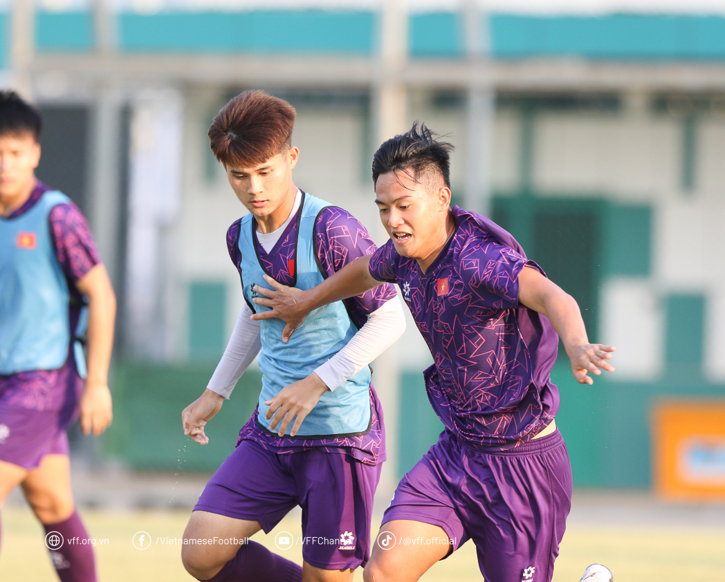 VFF - Đội tuyển U19 Việt Nam động viên nhau chuẩn bị thật tốt cho trận đấu cuối