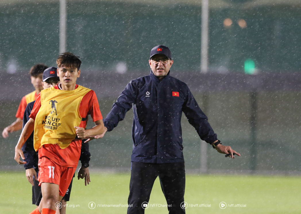 VFF - U17 Việt Nam đội mưa tập luyện, sẵn sàng cho thử thách mang tên U17 Nhật Bản